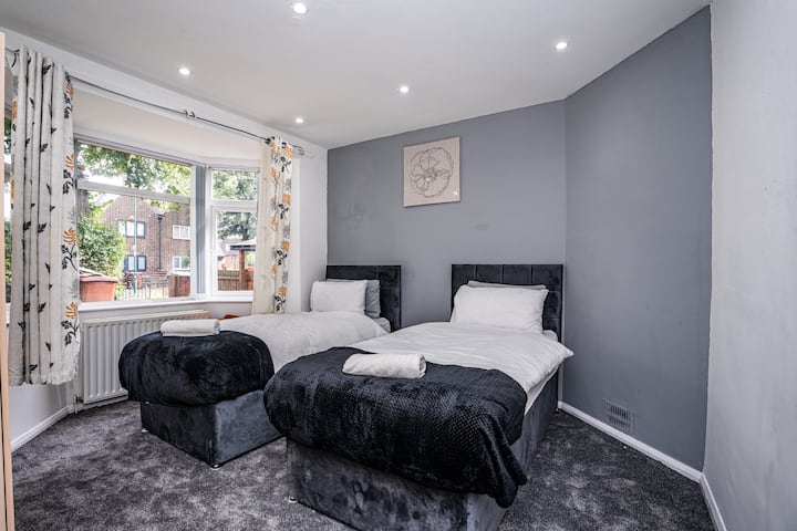 Cozy Spacious 5br Sleeps Of 9 - Nottingham