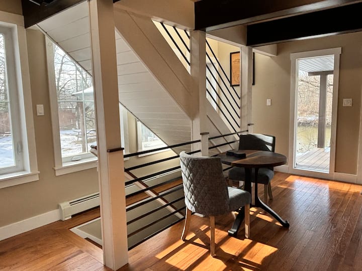 Romantic Riverfront Getaway - Hot Tub - Wood Fire - Lake Erie, PA