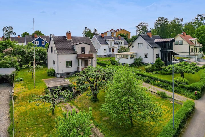 Centralt, Lugnt, Vackert Trägård - Katrineholm