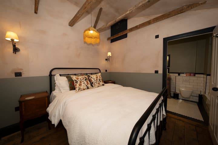 The Doghouse Inn King Size Bed W/ Roll Top Bath - Battle