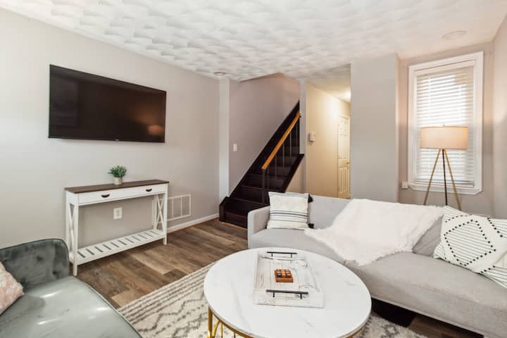 Renovated Townhome Near Hopkins - Baltimore, MD