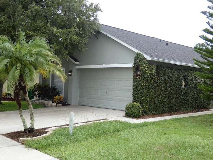 Luxurious Escape With Pool - Wesley Chapel, FL