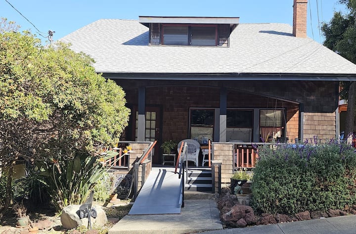Spacious Sunny Upper Flat, Close To Sf - Tiburon, CA