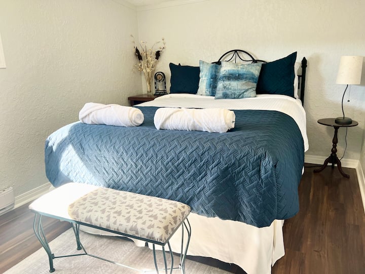 Sooke's Downtown Retreat; Comfort And Convenience - Sooke