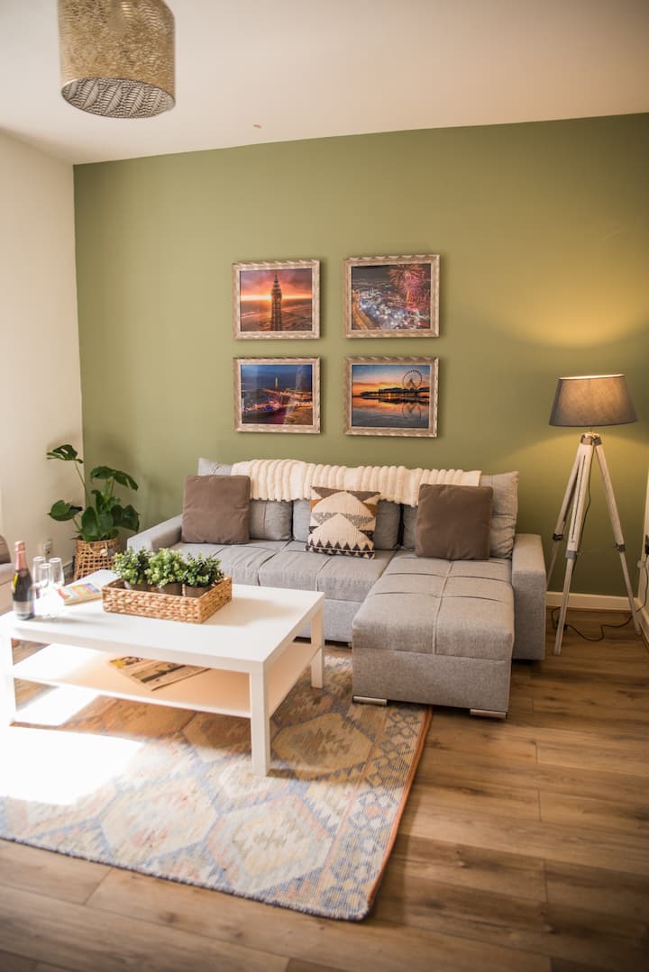 Big Modern 3 Bed Flat, Sleep 10, Central Blackpol, - SEA LIFE Blackpool