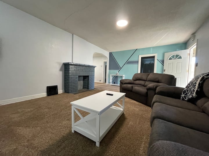 Broadview Bungalow Escape - Derby, KS