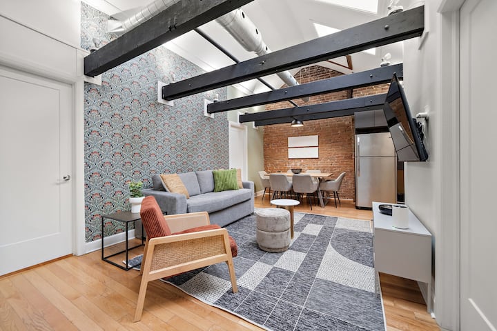 Trendy & Rustic 3 Bedroom Apt | Downtown Montreal - Montreal