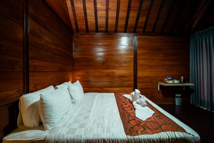 Cozy Wooden Cabin With Stunning Mountain Views - Kintamani