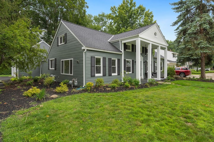 Lakefront Luxury Retreat - Willoughby, OH