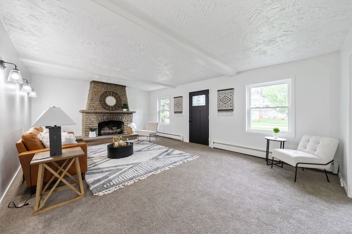 Lakefront Luxury Retreat - Willoughby, OH
