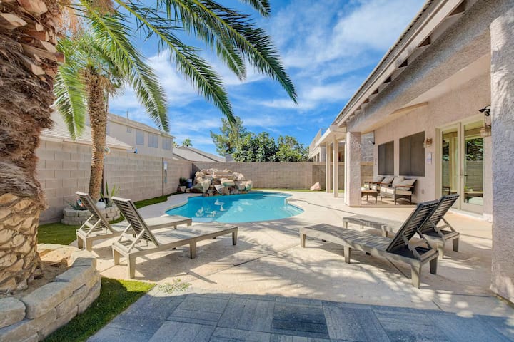 5bd Spacious Home W/ Pool & Endless Fun! - North Las Vegas, NV