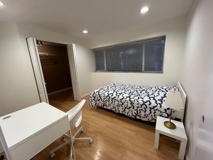 Private Room Near Skytrain, Coquitlam, Elmwood, B1 - Coquitlam
