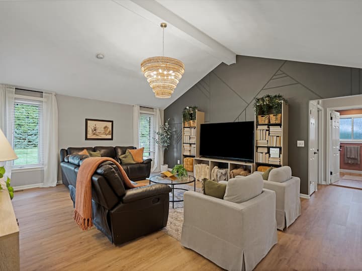 Updated Home With A Huge Yard - Rochester Hills, MI