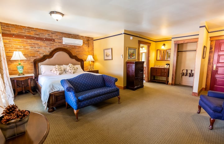 Modern Convinces Meet Historic Charm - Flagstaff, AZ