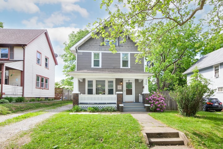 Charming 4br Retreat W/ Loft - Akron, OH