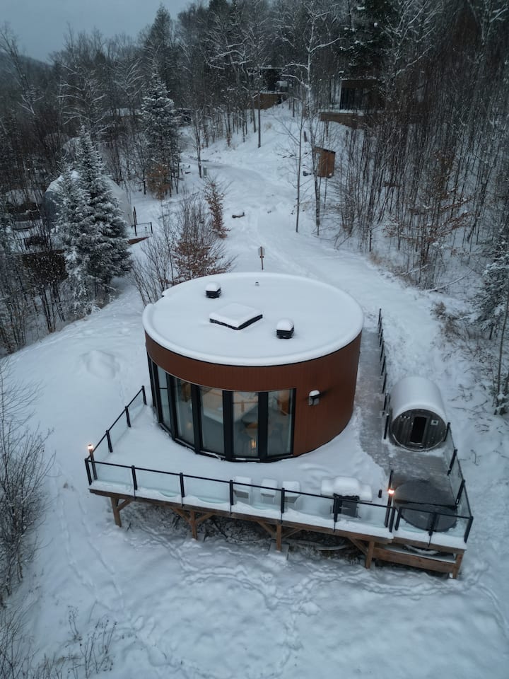 Round Loft: 1 King, Hot Tub, Sauna - Mont-Tremblant
