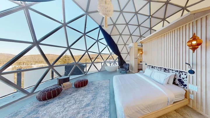 Super Glass Dome: 1 King, Hot Tub, Sauna - 700sf - Mont-Tremblant