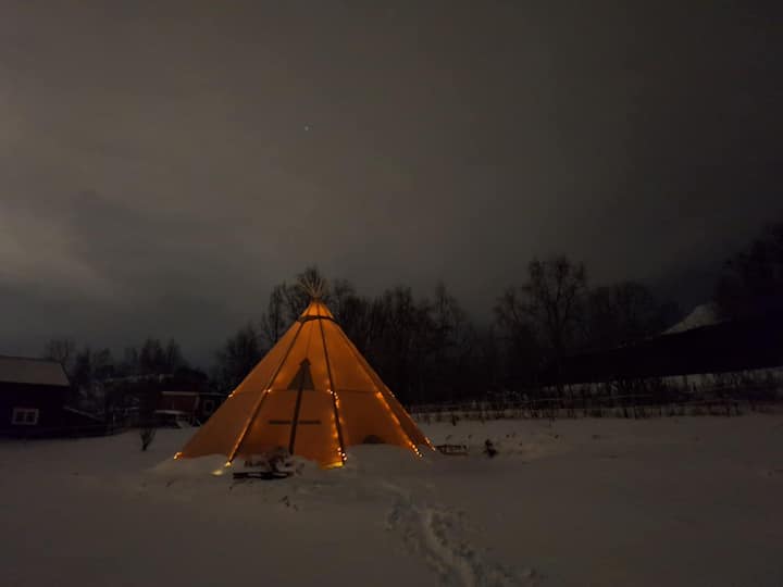 Lavvo På Angell Gjestegård - Bogen