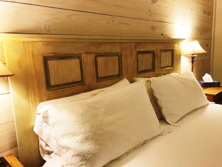 Kennon Room - Wimberley, TX