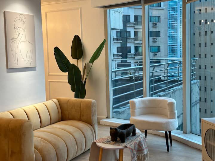 55-sqm Urban Stay W/ Balcony & Bathtub | Poblacion - Manila
