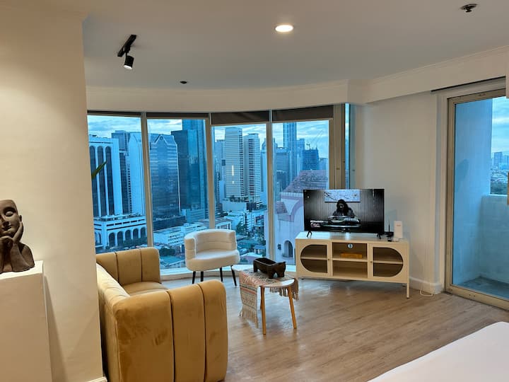 55-sqm Urban Stay W/ Balcony & Bathtub | Poblacion - Manila