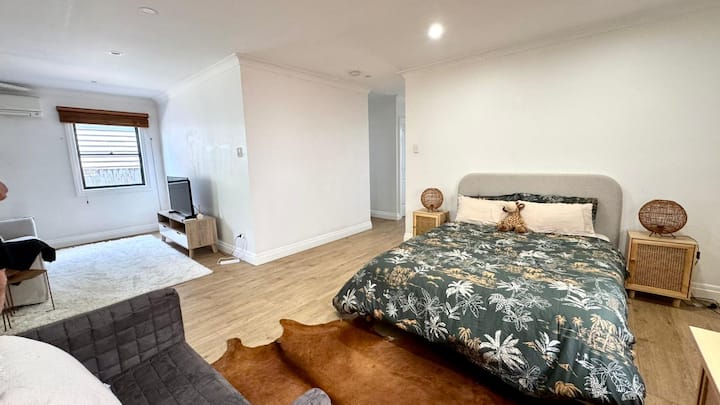 Spacious Studio Close To Airport - Balmoral