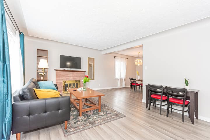 Downtown Home Walk To Hospital, Nait, Mall - Edmonton