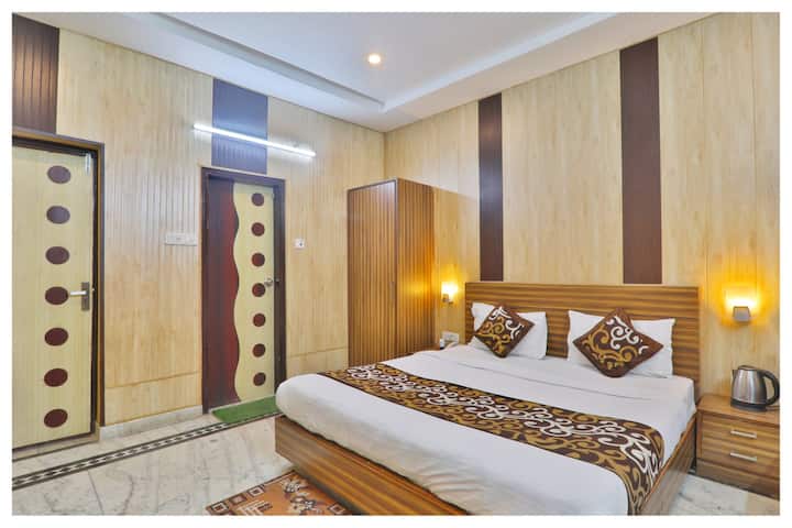 Crown Inn Rooms & Party Hall - Lucknow