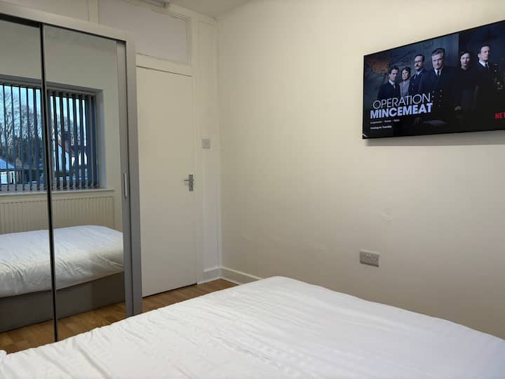 Del Apartment Room 1 - Warrington