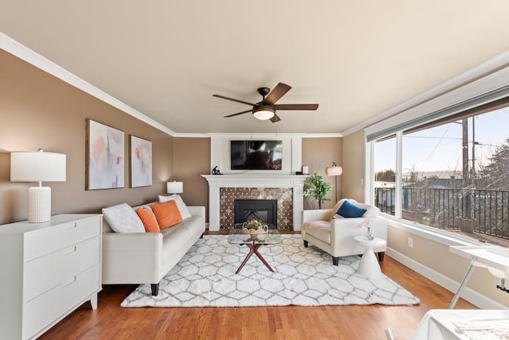 Lakeside Oasis With Lakeview And Spacious 4b2.5b - Renton, WA