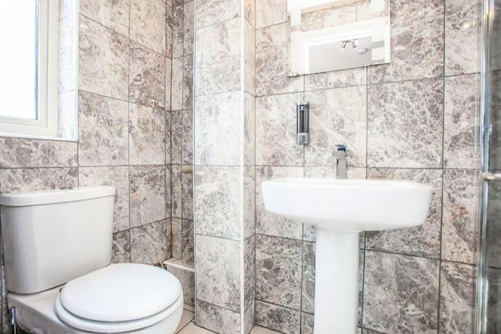 Junction 2 Bed With Parking - Watford