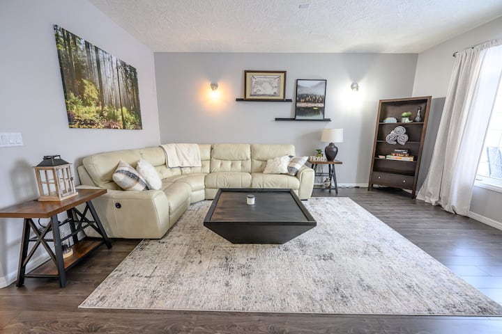 Full House | Garage | 3 Living Rooms & More - Grande Prairie