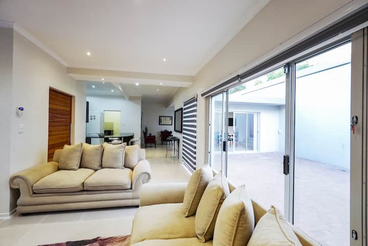 3 Bedroom Private Luxury Complete House - Bloemfontein