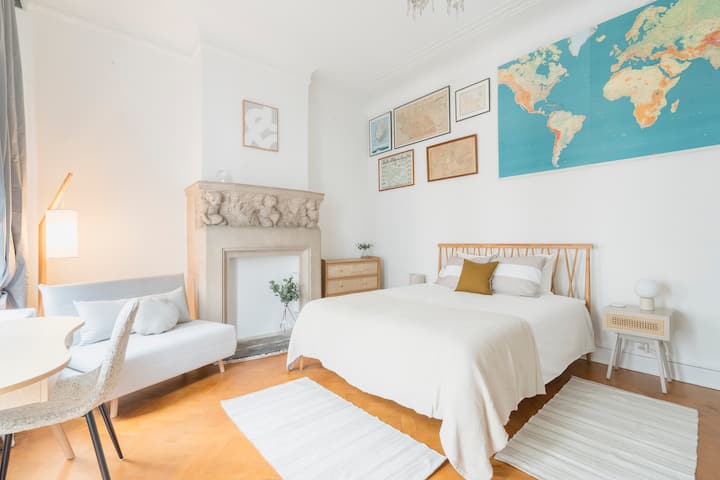 Spacious Room 1800s Home | Private Bathroom - Bruxelles