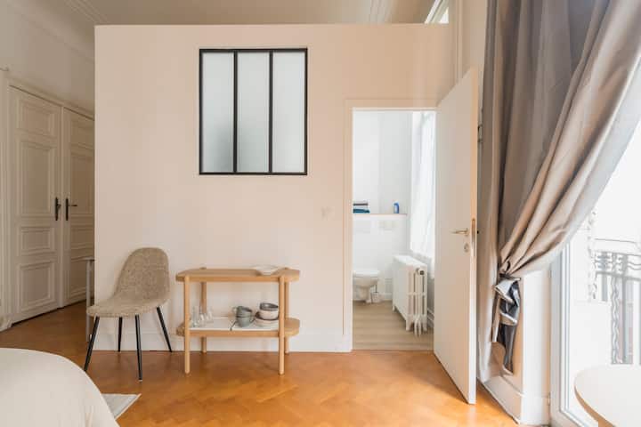 Spacious Room 1800s Home | Private Bathroom /E/ - Bruxelles