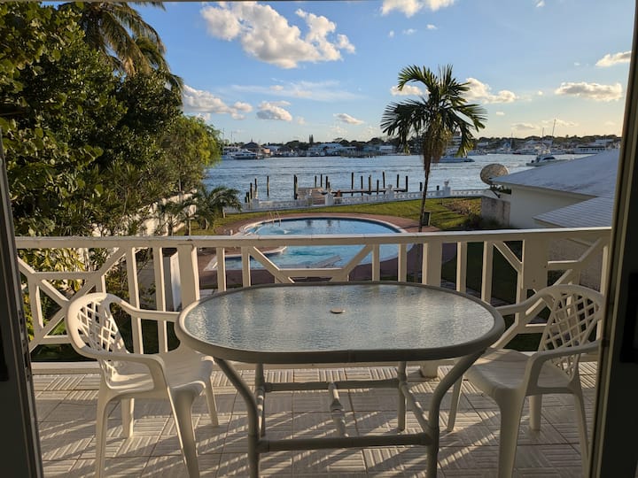 2br Oceanfront, Walk To Atlantis - Nassau
