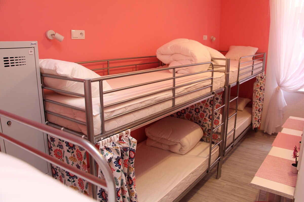 Bed in 10-bed Female Dorm Room - Hostels for Rent in Kraków ...