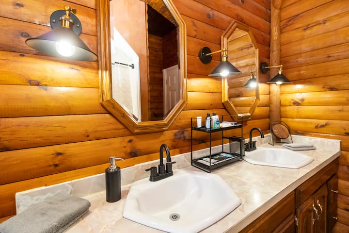 Ski Lodge-inspired Apartment - Bethlehem, PA