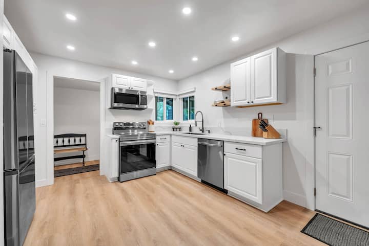 Fully Furnished, Newly Renovated Sacramento Home - 薩克拉門托