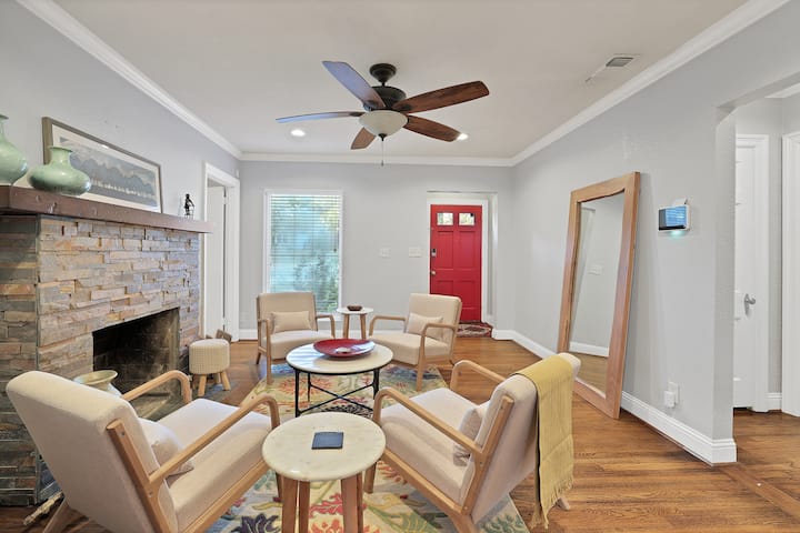 Chic & Spacious Home In Perfect Location - Fort Worth, TX