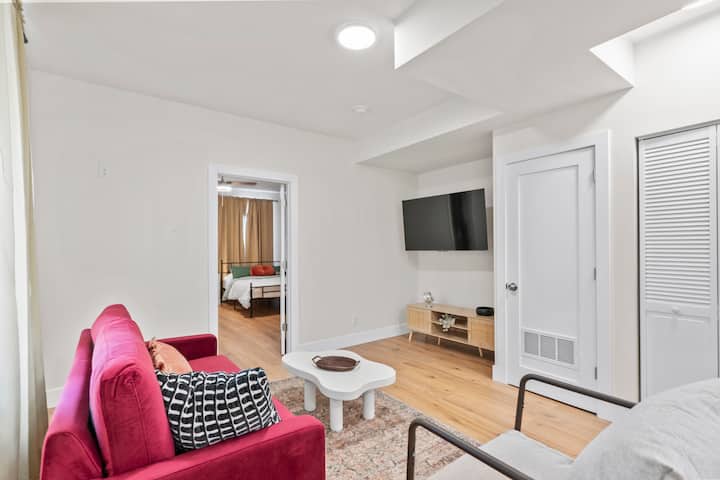 Soulard 1br Gem: Sleeps 6, Luxe Comfort & 55” Tvs - Saint-Louis, MO