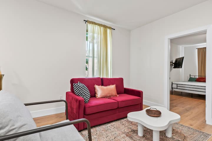 Soulard 1br Gem: Sleeps 6, Luxe Comfort & 55” Tvs - Saint-Louis, MO