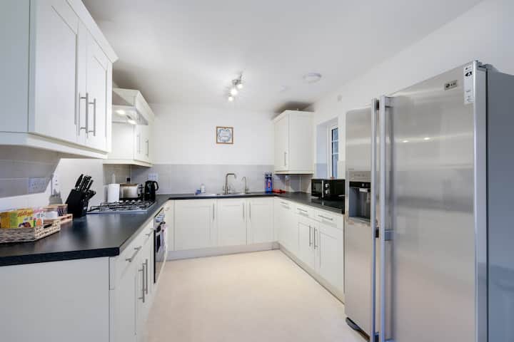 Modern Comfort 4 Bedroom, 3 Bath Hse In Maidenhead - Maidenhead