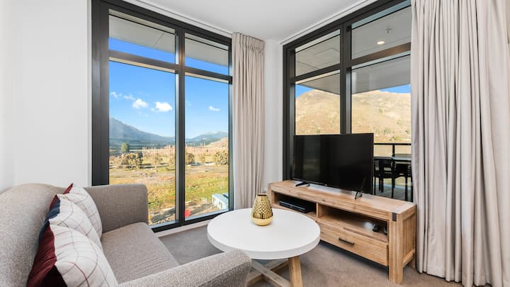 Stylish Top Floor 2 Bedroom Apartment - Queenstown