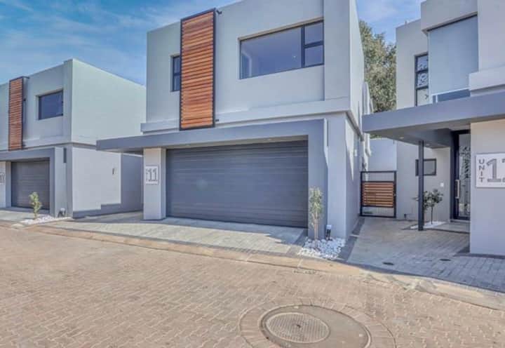 Prime Bryanston Townhouse In Secure Estate - Sandton