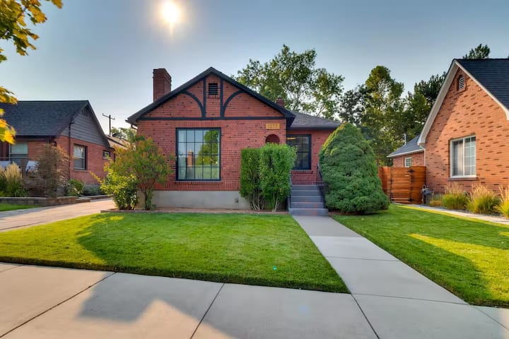*New* Old Southwest Gem | Patio | Grill | 2 Desks - Reno