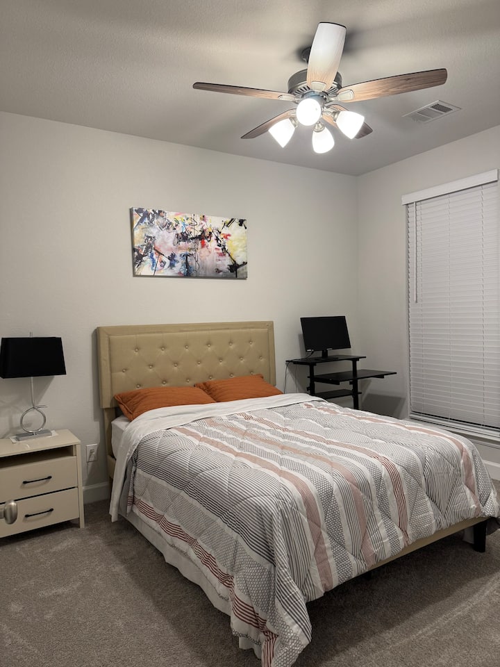 Room Within Peaceful House - Kyle, TX