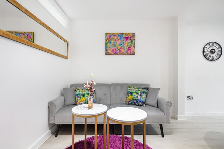 |Modern Two Bed Apt+ Free Gated Parking Space| - Chelsea