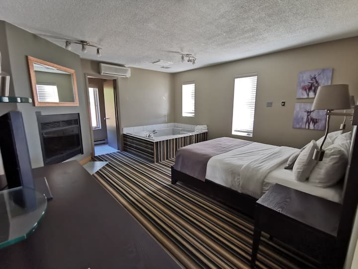 Luxury Suite Two Queen Beds With Jacuzzi Spacious - Saint-Sauveur