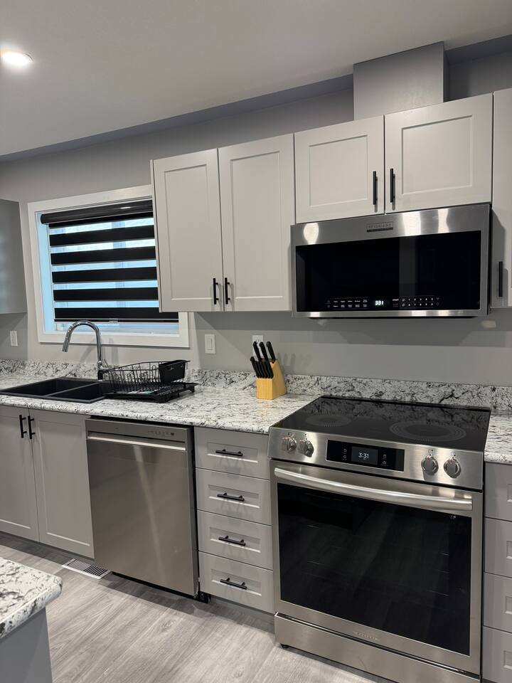 Newly Renovated Cute House - Fort McMurray